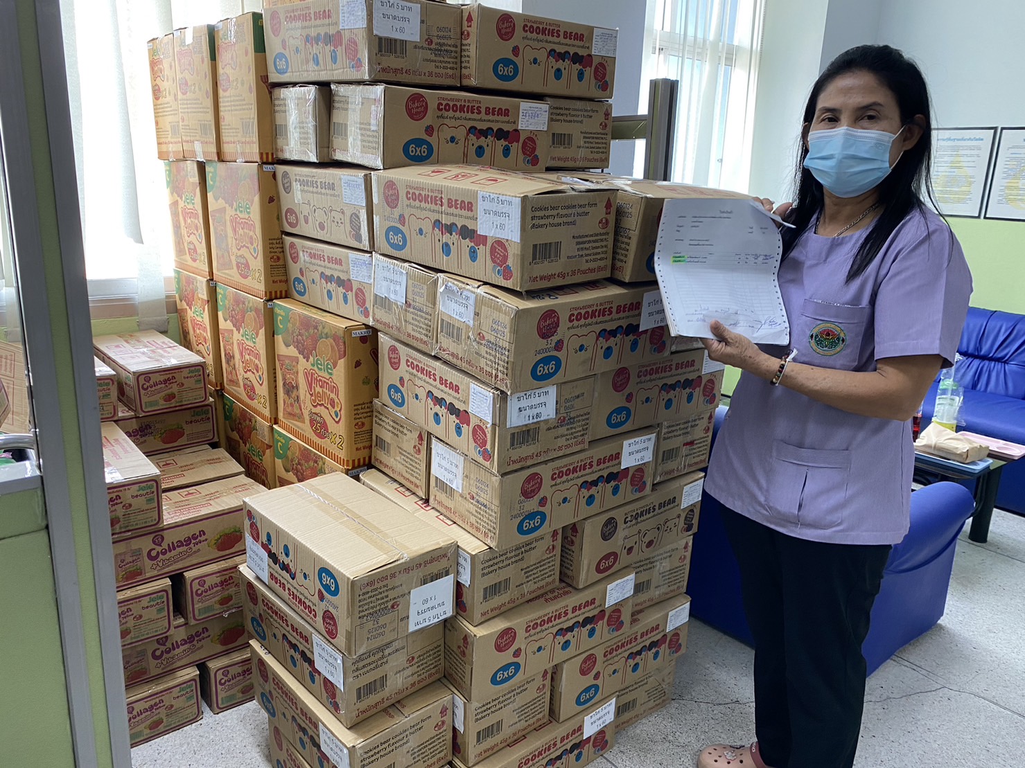 ศรีนานาพร ใจดี ️มอบผลิตภัณฑ์ ให้กับคลังเลือด โรงพยาบาลชลบุรี